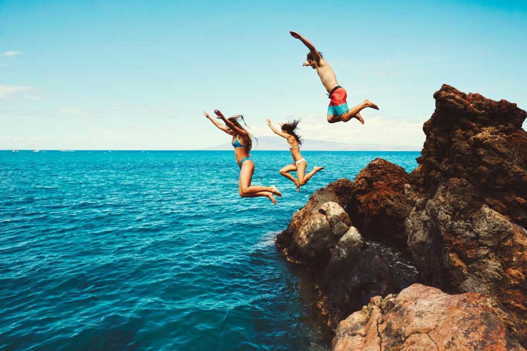friends-cliff-jumping-into-the-ocean-P5QRLTD – 株式会社エゾシカ旅行社